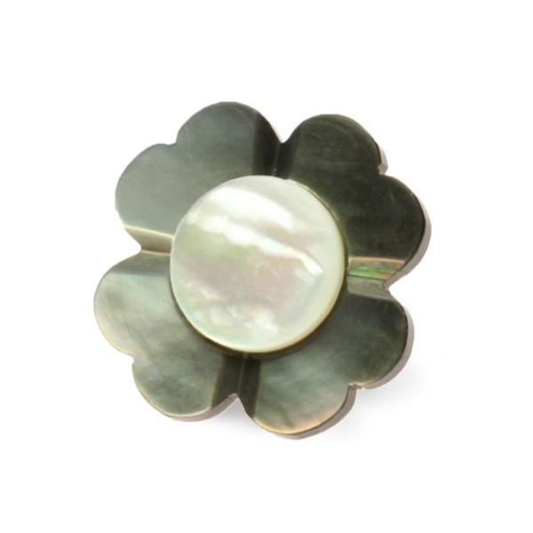 黒蝶貝パーツの四つ葉ブートニエールです。センターパーツに白蝶貝センターパーツを組み合わせています。サイズ：20mm（ケース付）※貝製品は、天然素材のため輝きが均一ではありません。また、１点１点手作りで作られてますので掲載写真と多少の違いがご...