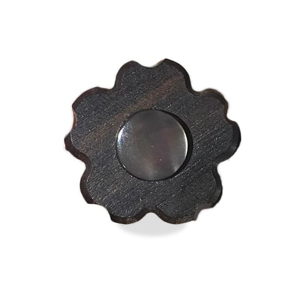 木材の中でも耐久性に優れた黒檀（コクタン）をベースに、黒蝶貝パーツを合わせたブートニエールです。サイズ：20mm（ケース付）※貝製品は、天然素材のため輝きが均一ではありません。また、１点１点手作りで作られてますので掲載写真と多少の違いがござ...