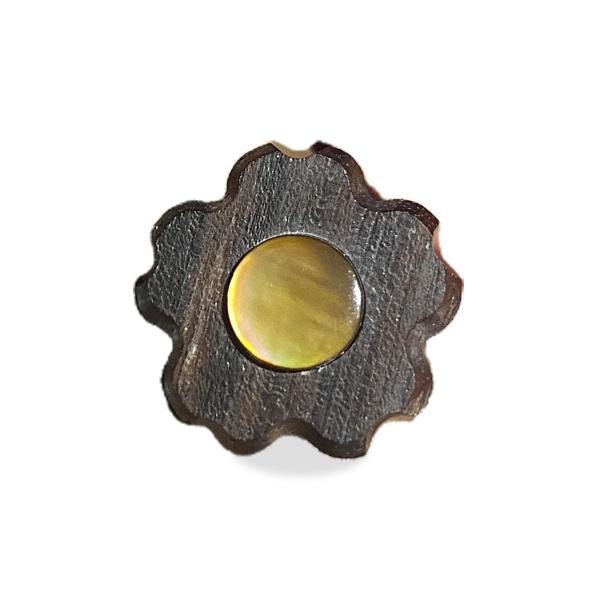 木材の中でも耐久性に優れた黒檀（コクタン）をベースに、茶蝶貝パーツを合わせたブートニエールです。サイズ：20mm（ケース付）※貝製品は、天然素材のため輝きが均一ではありません。また、１点１点手作りで作られてますので掲載写真と多少の違いがござ...