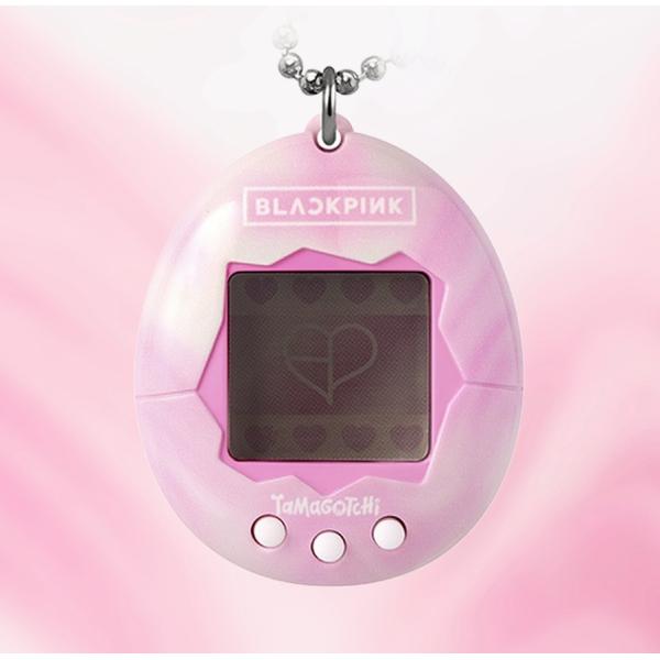韓国No.1の人気女性グループ BLACKPINK と たまごっち（Tamagotchi） のコラボレーション商品です。本商品は Original Tamagotchi Gen 1 を搭載しており、Gen 1に登場するキャラクターたちを育て...
