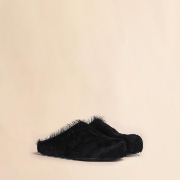 【発売日：2026年02月24日】毛足の長いカーフスキン製サボ。 レザー製アナトミックソール. トレッドラバーソール。※最良のコストパフォーマンスを持つ仕入れ先を確保するため、生産地が固定されない場合がございます。あらかじめご了承ください。...