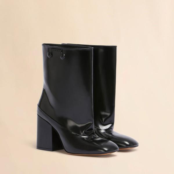 ソフトでストレートカットのオーバーサイズシャフトが特徴のポリッシュドカーフレザーを使用したアンクルブーツ。 アッパーをスプリット構造にすることで、パンプスとブーツのハイブリッドなルックスを演出。 サイドには高周波加工による Trunkaro...