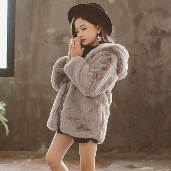 ■ 品名：キッズファーコート■ 素材：フェイクファー■ カラー：全3色■ サイズ：110-160■ 季節：秋/冬■ フード：取り外し不可eiikobigの検索キーワード：キッズジャケット　キッズコート　オーバーコート　アウター　ロング丈コー...