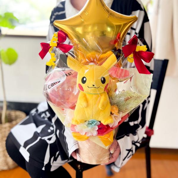お誕生日のお祝いにピカチュウのぬいぐるみが入ったブーケはいかがですか(^^♪お花やバルーンでアレンジしてあり、とっても華やか☆画像はハッピーバースデーのバルーンが入っていますが、変更可能ですのでマルチなお祝いにお役立てください。購入時に備考...
