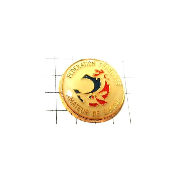 背景の１マスは５mmです。当店のピンバッジ はヴィンテージのレアな限定ピンバッジ です。それぞれのピンズの裏側の針には、新品の留め具をセットしてお送りします。新品の留め具代はピンズの商品代に含まれております。