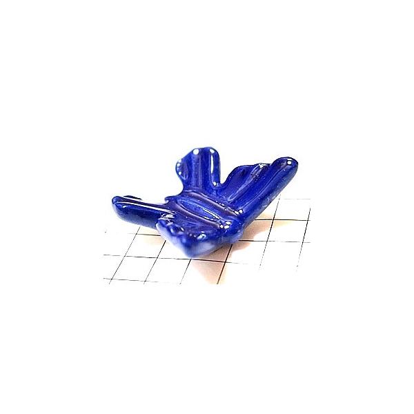 背景の１マスは５mmです。当店のピンバッジ はヴィンテージのレアな限定ピンバッジ です。それぞれのピンズの裏側の針には、新品の留め具をセットしてお送りします。新品の留め具代はピンズの商品代に含まれております。