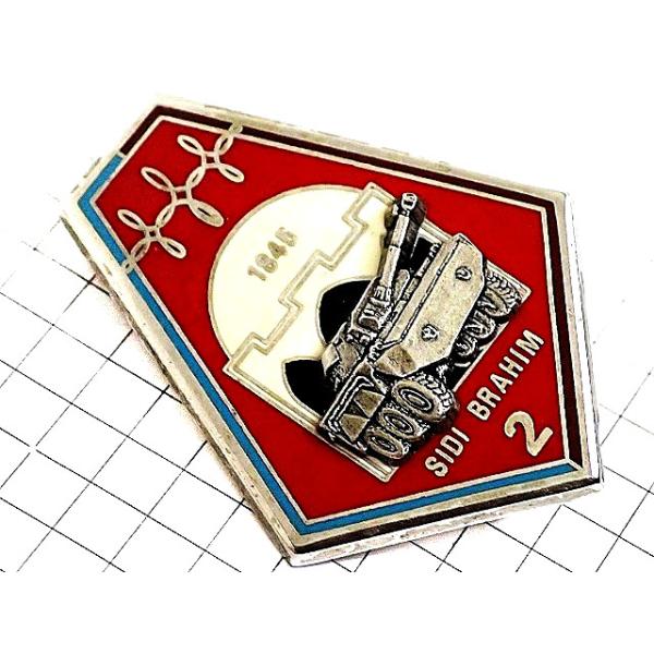 背景の１マスは５mmです。当店のブローチはヴィンテージのレアな限定ブローチです。