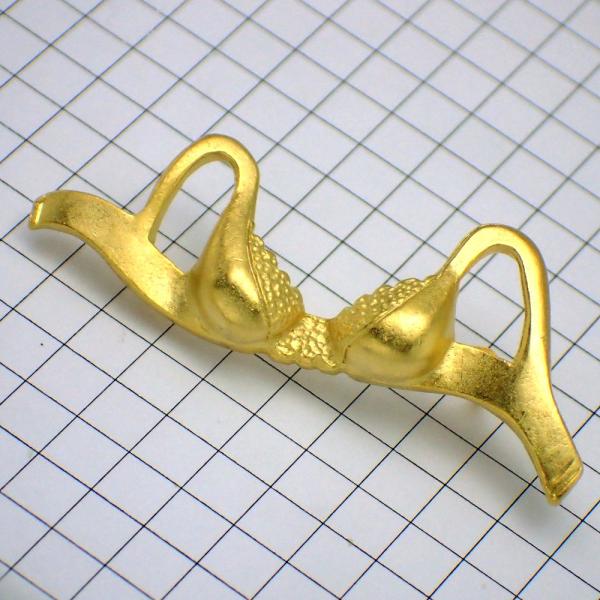 背景の１マスは５mmです。当店のピンバッジ はヴィンテージのレアな限定ピンバッジ です。それぞれのピンズの裏側の針には、新品の留め具をセットしてお送りします。新品の留め具代はピンズの商品代に含まれております。裏に針が二本ついています。