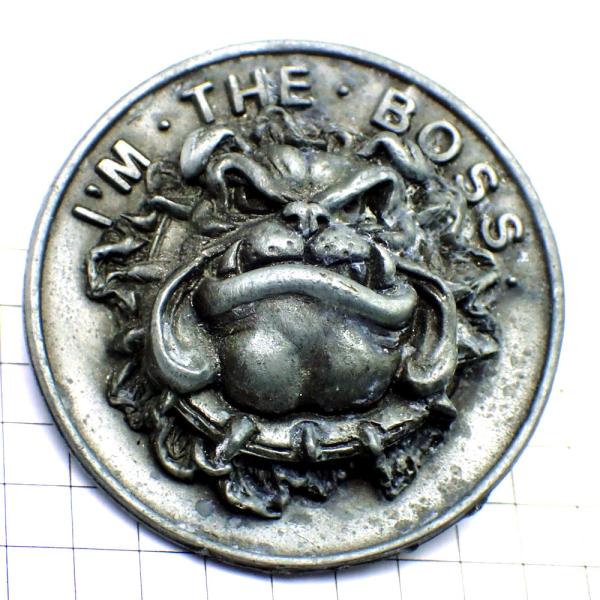 背景の１マスは５mmです。当店のピンバッジ はヴィンテージのレアな限定ピンバッジ です。それぞれのピンズの裏側の針には、新品の留め具をセットしてお送りします。新品の留め具代はピンズの商品代に含まれております。裏に針が二本ついています。