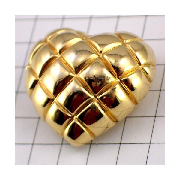 背景の１マスは５mmです。当店のピンバッジ はヴィンテージのレアな限定ピンバッジ です。それぞれのピンズの裏側の針には、新品の留め具をセットしてお送りします。新品の留め具代はピンズの商品代に含まれております。