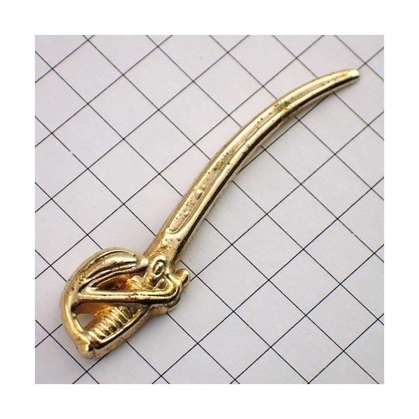 背景の１マスは５mmです。当店のピンバッジ はヴィンテージのレアな限定ピンバッジ です。それぞれのピンズの裏側の針には、新品の留め具をセットしてお送りします。新品の留め具代はピンズの商品代に含まれております。シャンパーニュの栓を切るサーベル...