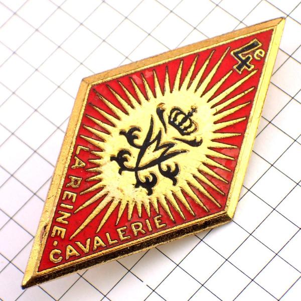 背景の１マスは５mmです。当店のブローチはヴィンテージのレアな限定ブローチです。