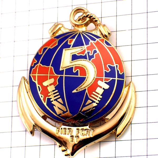 背景の１マスは５mmです。当店のブローチはヴィンテージのレアな限定ブローチです。