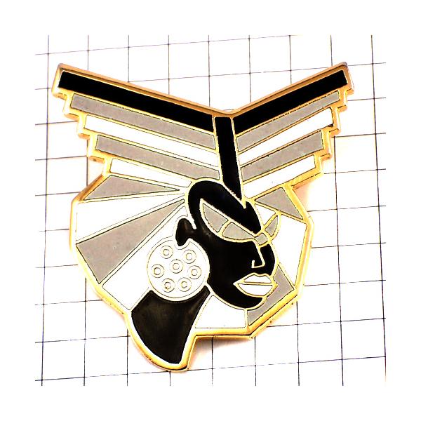 背景の１マスは５mmです。当店のピンバッジ はヴィンテージのレアな限定ピンバッジ です。それぞれのピンズの裏側の針には、新品の留め具をセットしてお送りします。新品の留め具代はピンズの商品代に含まれております。