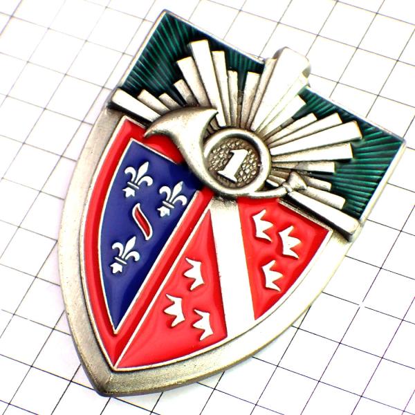 背景の１マスは５mmです。当店のブローチはヴィンテージのレアな限定ブローチです。