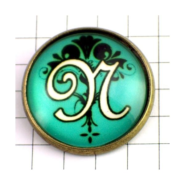 直径約２２ミリ、厚みは約６ミリです。表面のコーティングはガラスで、ドーム状になっています。他のアルファベットや数字もございます。ぜひご覧ください。背景の１マスは５mmです。