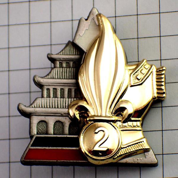 背景の１マスは５mmです。当店のブローチはヴィンテージのレアな限定ブローチです。