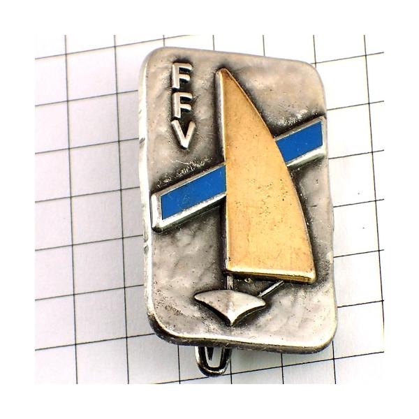 背景の１マスは５mmです。当店のブローチはヴィンテージのレアな限定ブローチです。