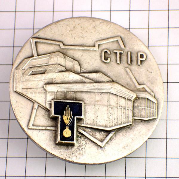 背景の１マスは５mmです。当店のブローチはヴィンテージのレアな限定ブローチです。