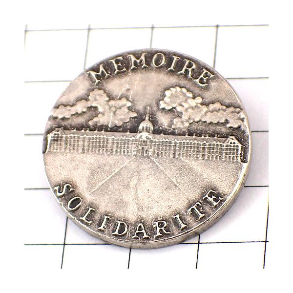 背景の１マスは５mmです。当店のピンバッジ はヴィンテージのレアな限定ピンバッジ です。それぞれのピンズの裏側の針には、新品の留め具をセットしてお送りします。新品の留め具代はピンズの商品代に含まれております。「ANCIENS COMBATT...