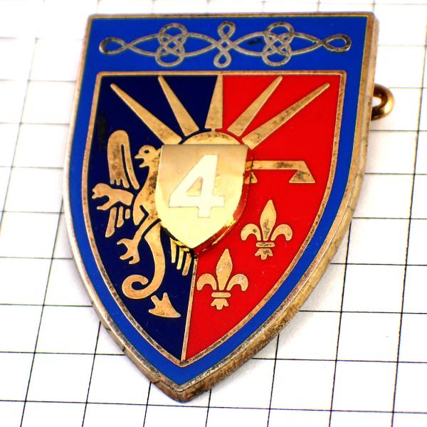 背景の１マスは５mmです。当店のブローチはヴィンテージのレアな限定ブローチです。