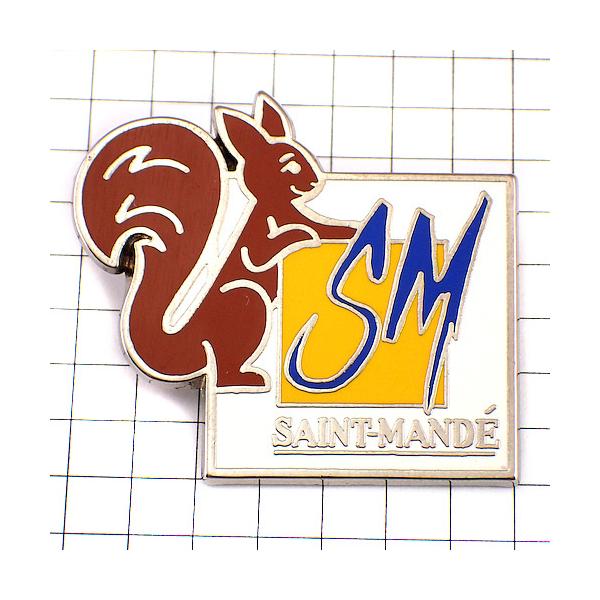 背景の１マスは５mmです。当店のピンバッジ はヴィンテージのレアな限定ピンバッジ です。それぞれのピンズの裏側の針には、新品の留め具をセットしてお送りします。新品の留め具代はピンズの商品代に含まれております。裏に針が二本ついています。