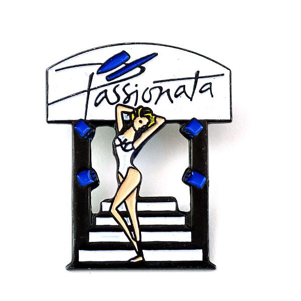 背景の１マスは５mmです。当店のピンバッジ はヴィンテージのレアな限定ピンバッジ です。それぞれのピンズの裏側の針には、新品の留め具をセットしてお送りします。新品の留め具代はピンズの商品代に含まれております。