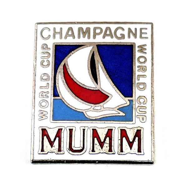 背景の１マスは５mmです。当店のピンバッジ はヴィンテージのレアな限定ピンバッジ です。それぞれのピンズの裏側の針には、新品の留め具をセットしてお送りします。新品の留め具代はピンズの商品代に含まれております。