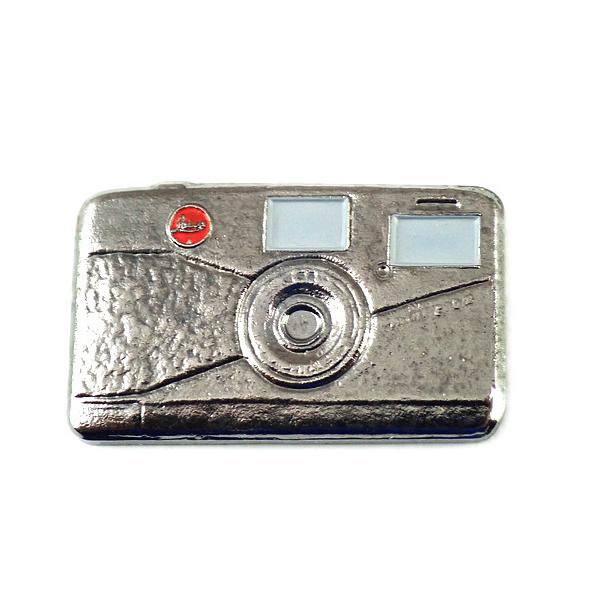 背景の１マスは５mmです。当店のピンバッジ はヴィンテージのレアな限定ピンバッジ です。それぞれのピンズの裏側の針には、新品の留め具をセットしてお送りします。新品の留め具代はピンズの商品代に含まれております。たてｘよこは約22ｘ13ミリです。