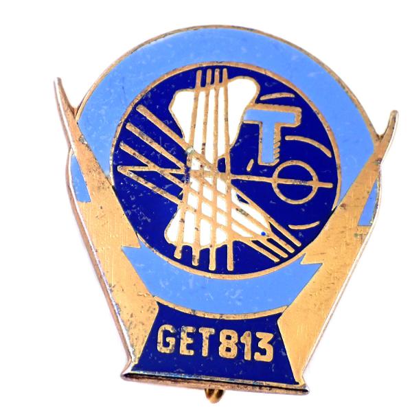 背景の１マスは５mmです。当店のブローチはヴィンテージのレアな限定ブローチです。