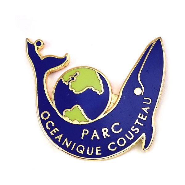 背景の１マスは５mmです。当店のピンバッジ はヴィンテージのレアな限定ピンバッジ です。それぞれのピンズの裏側の針には、新品の留め具をセットしてお送りします。新品の留め具代はピンズの商品代に含まれております。