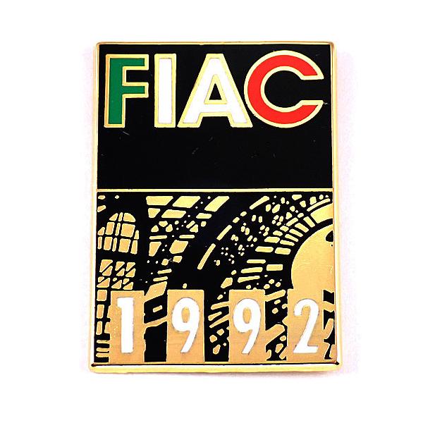 背景の１マスは５mmです。当店のピンバッジ はヴィンテージのレアな限定ピンバッジ です。それぞれのピンズの裏側の針には、新品の留め具をセットしてお送りします。新品の留め具代はピンズの商品代に含まれております。