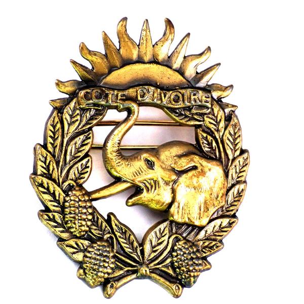 背景の１マスは５mmです。当店のブローチはヴィンテージのレアな限定ブローチです。