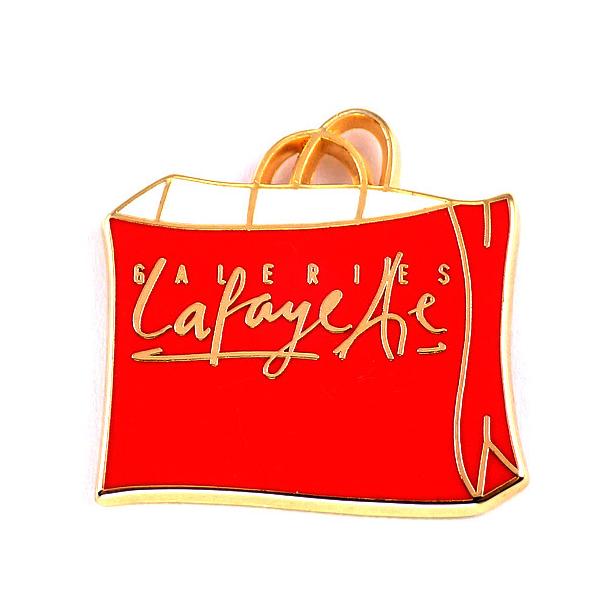 背景の１マスは５mmです。当店のピンバッジ はヴィンテージのレアな限定ピンバッジ です。それぞれのピンズの裏側の針には、新品の留め具をセットしてお送りします。新品の留め具代はピンズの商品代に含まれております。パリの百貨店ギャラリーラファイエ...