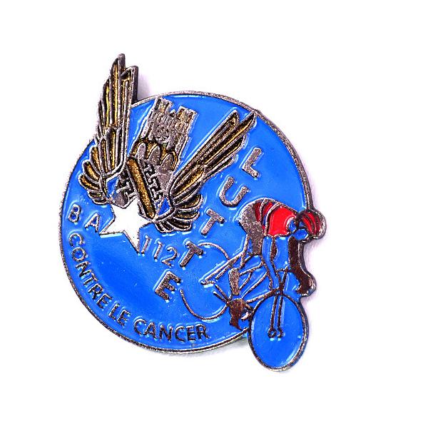 背景の１マスは５mmです。当店のピンバッジ はヴィンテージのレアな限定ピンバッジ です。それぞれのピンズの裏側の針には、新品の留め具をセットしてお送りします。新品の留め具代はピンズの商品代に含まれております。