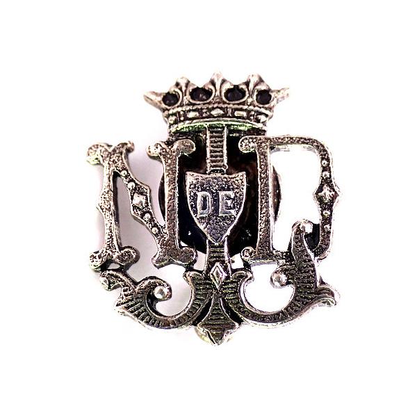 背景の１マスは５mmです。当店のブローチはヴィンテージのレアな限定ブローチです。