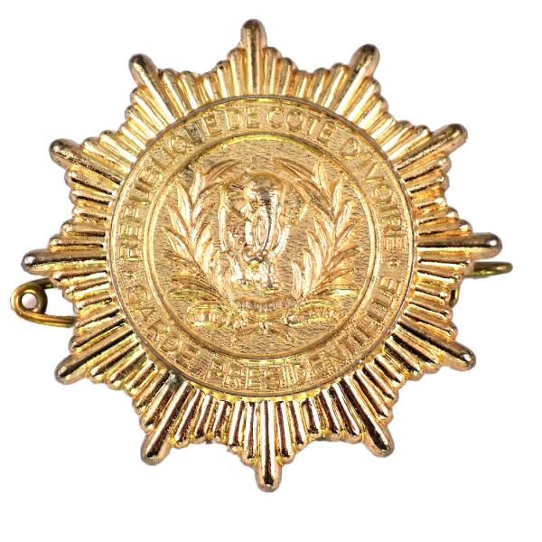 背景の１マスは５mmです。当店のブローチはヴィンテージのレアな限定ブローチです。