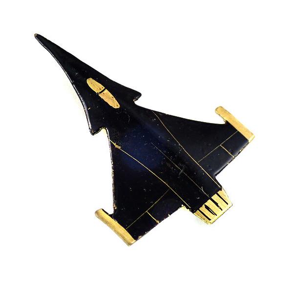 背景の１マスは５mmです。当店のピンバッジ はヴィンテージのレアな限定ピンバッジ です。それぞれのピンズの裏側の針には、新品の留め具をセットしてお送りします。新品の留め具代はピンズの商品代に含まれております。