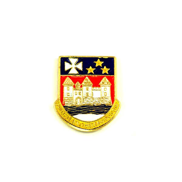 背景の１マスは５mmです。当店のピンバッジ はヴィンテージのレアな限定ピンバッジ です。それぞれのピンズの裏側の針には、新品の留め具をセットしてお送りします。新品の留め具代はピンズの商品代に含まれております。