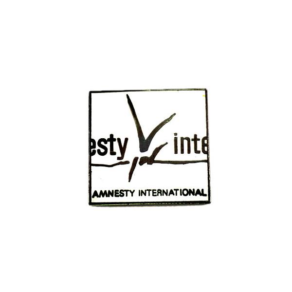 背景の１マスは５mmです。当店のピンバッジ はヴィンテージのレアな限定ピンバッジ です。それぞれのピンズの裏側の針には、新品の留め具をセットしてお送りします。新品の留め具代はピンズの商品代に含まれております。