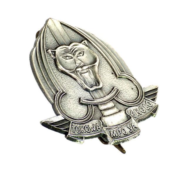 背景の１マスは５mmです。当店のブローチはヴィンテージのレアな限定ブローチです。