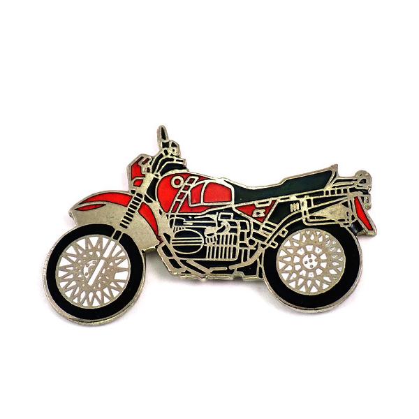 背景の１マスは５mmです。当店のピンバッジ はヴィンテージのレアな限定ピンバッジ です。それぞれのピンズの裏側の針には、新品の留め具をセットしてお送りします。新品の留め具代はピンズの商品代に含まれております。