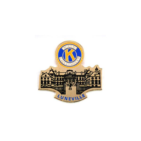 背景の１マスは５mmです。当店のピンバッジ はヴィンテージのレアな限定ピンバッジ です。それぞれのピンズの裏側の針には、新品の留め具をセットしてお送りします。新品の留め具代はピンズの商品代に含まれております。