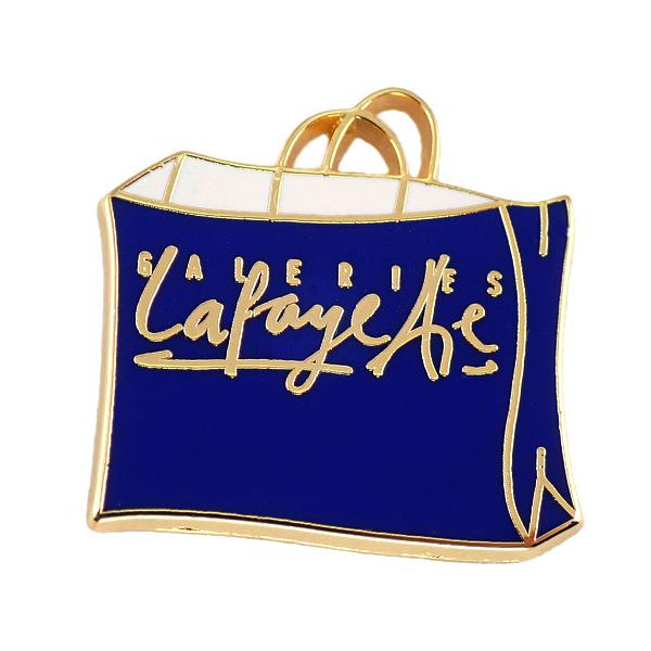 背景の１マスは５mmです。当店のピンバッジ はヴィンテージのレアな限定ピンバッジ です。それぞれのピンズの裏側の針には、新品の留め具をセットしてお送りします。新品の留め具代はピンズの商品代に含まれております。パリの百貨店ギャラリーラファイエ...