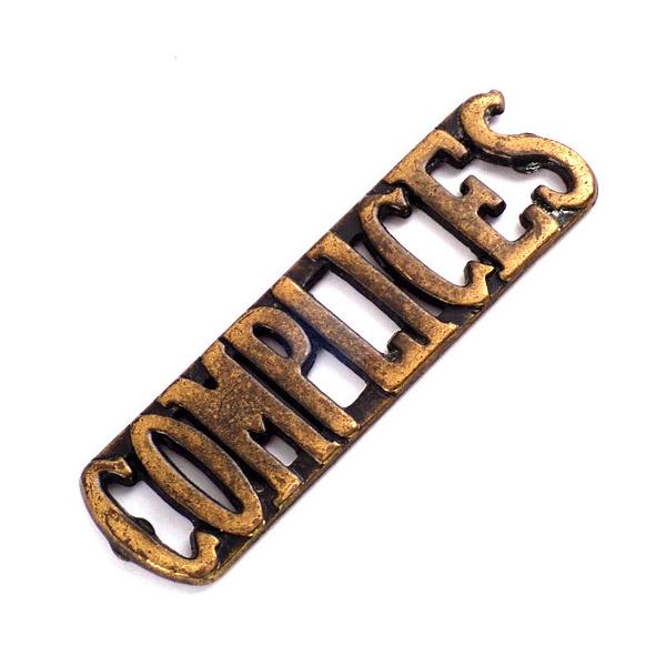 背景の１マスは５mmです。当店のピンバッジ はヴィンテージのレアな限定ピンバッジ です。それぞれのピンズの裏側の針には、新品の留め具をセットしてお送りします。新品の留め具代はピンズの商品代に含まれております。裏に針が二本ついています。