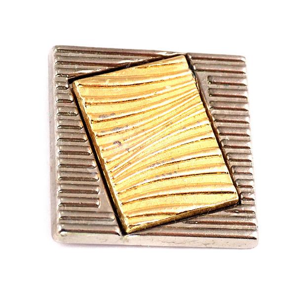 背景の１マスは５mmです。当店のピンバッジ はヴィンテージのレアな限定ピンバッジ です。それぞれのピンズの裏側の針には、新品の留め具をセットしてお送りします。新品の留め具代はピンズの商品代に含まれております。