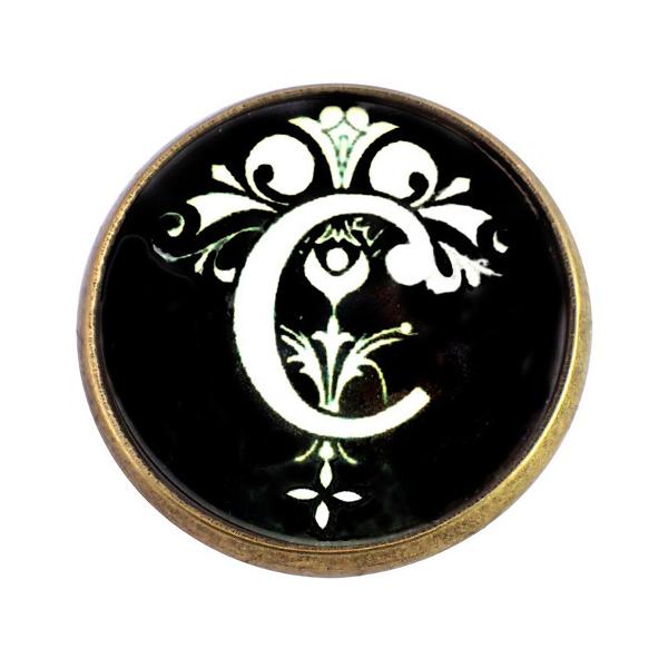 直径約２２ミリ、厚みは約６ミリです。表面のコーティングはガラスで、ドーム状になっています。他のアルファベットや数字もございます。ぜひご覧ください。背景の１マスは５mmです。