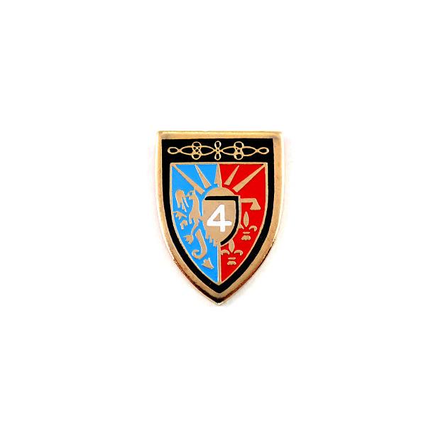 背景の１マスは５mmです。当店のピンバッジ はヴィンテージのレアな限定ピンバッジ です。それぞれのピンズの裏側の針には、新品の留め具をセットしてお送りします。新品の留め具代はピンズの商品代に含まれております。