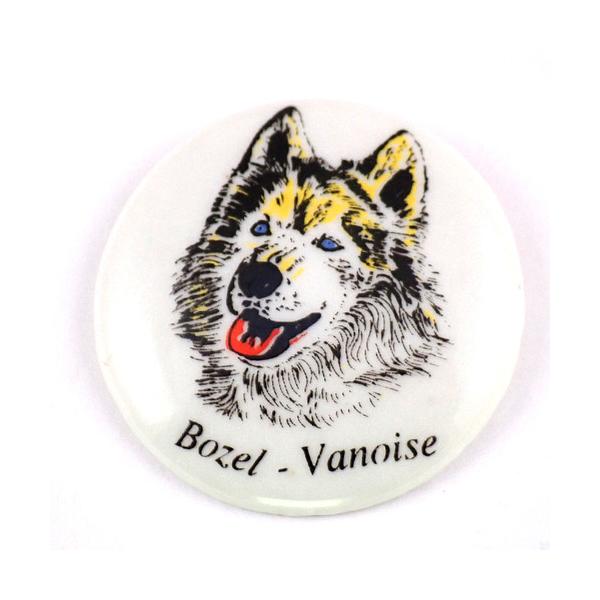 背景の１マスは５mmです。当店のピンバッジ はヴィンテージのレアな限定ピンバッジ です。それぞれのピンズの裏側の針には、新品の留め具をセットしてお送りします。新品の留め具代はピンズの商品代に含まれております。