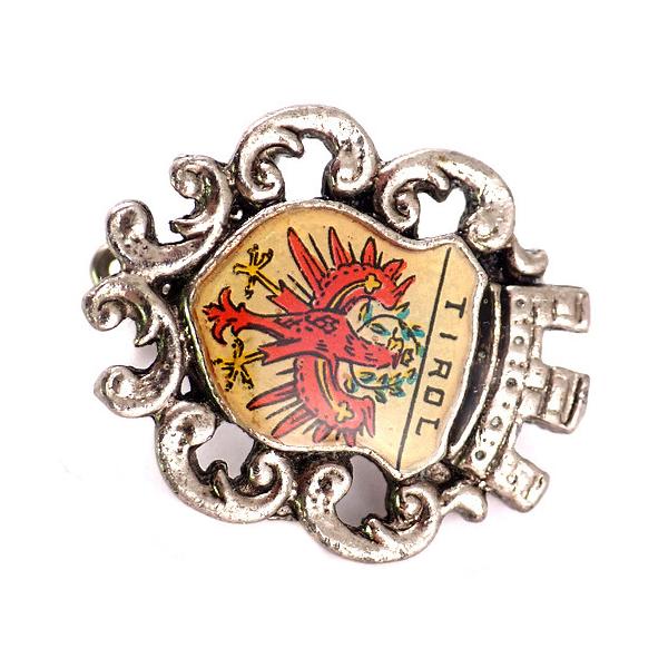 背景の１マスは５mmです。当店のブローチはヴィンテージのレアな限定ブローチです。